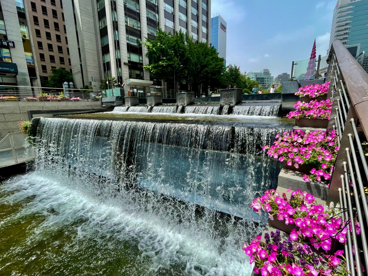 Cheonggyecheon Stream and Plaza (청계천) – Plane 'n' Suite